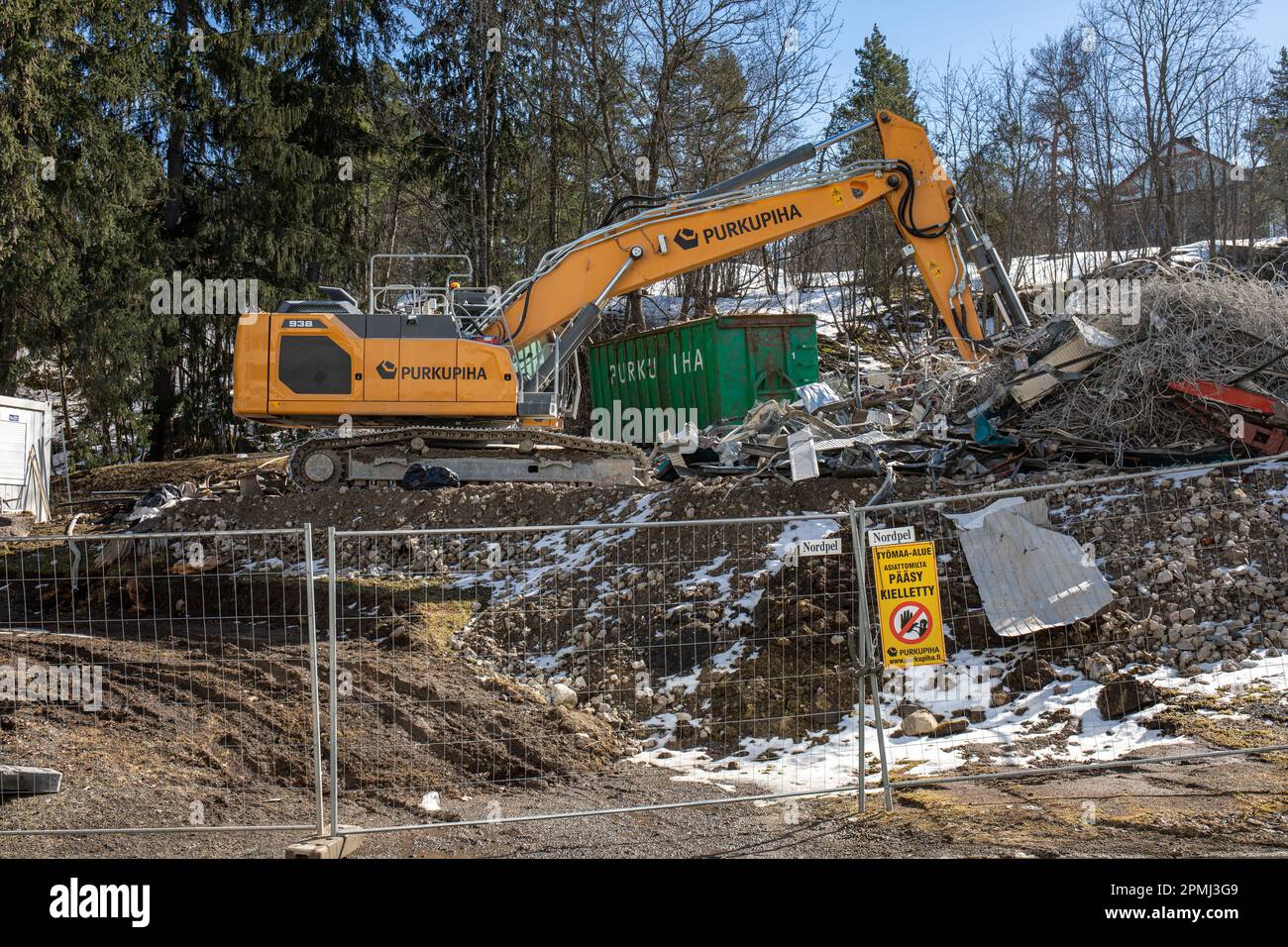 Demolition waste sorting and recycling at Rauhaniementie in Tampere ...
