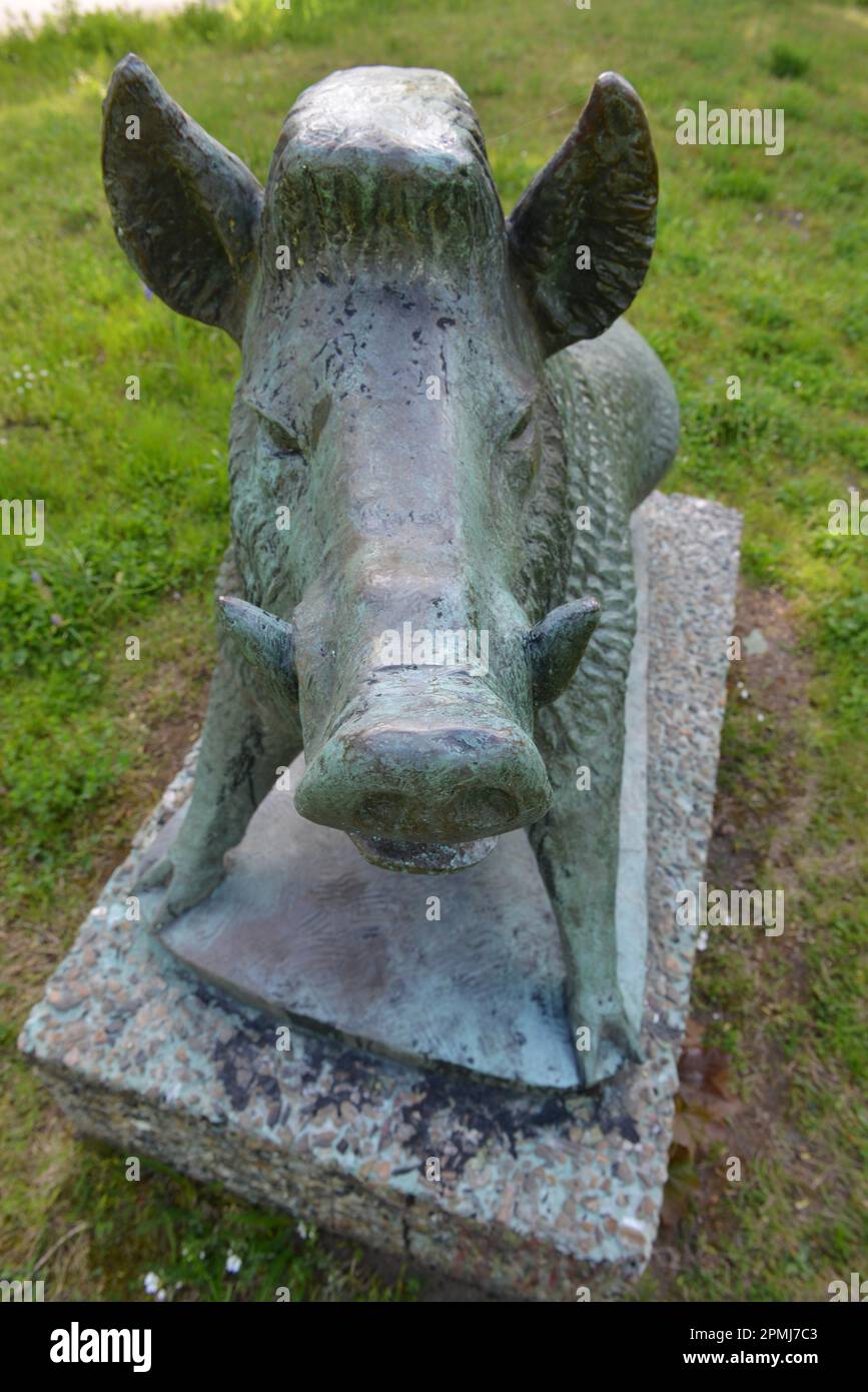 Bronze sculpture, wild boar, Platz am Wilden Eber, Schmargendorf ...