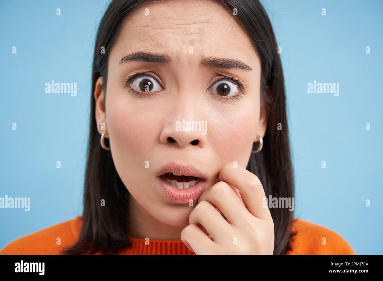 Portrait of shocked korean girl, gasping and looking worried, frowning ...