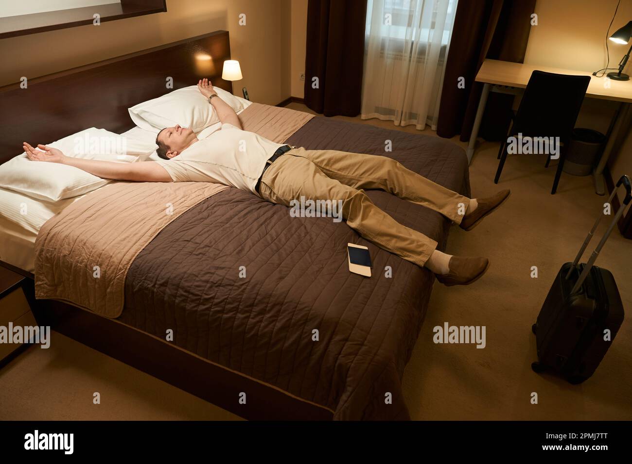 Traveling man and woman rest from the road Stock Photo - Alamy