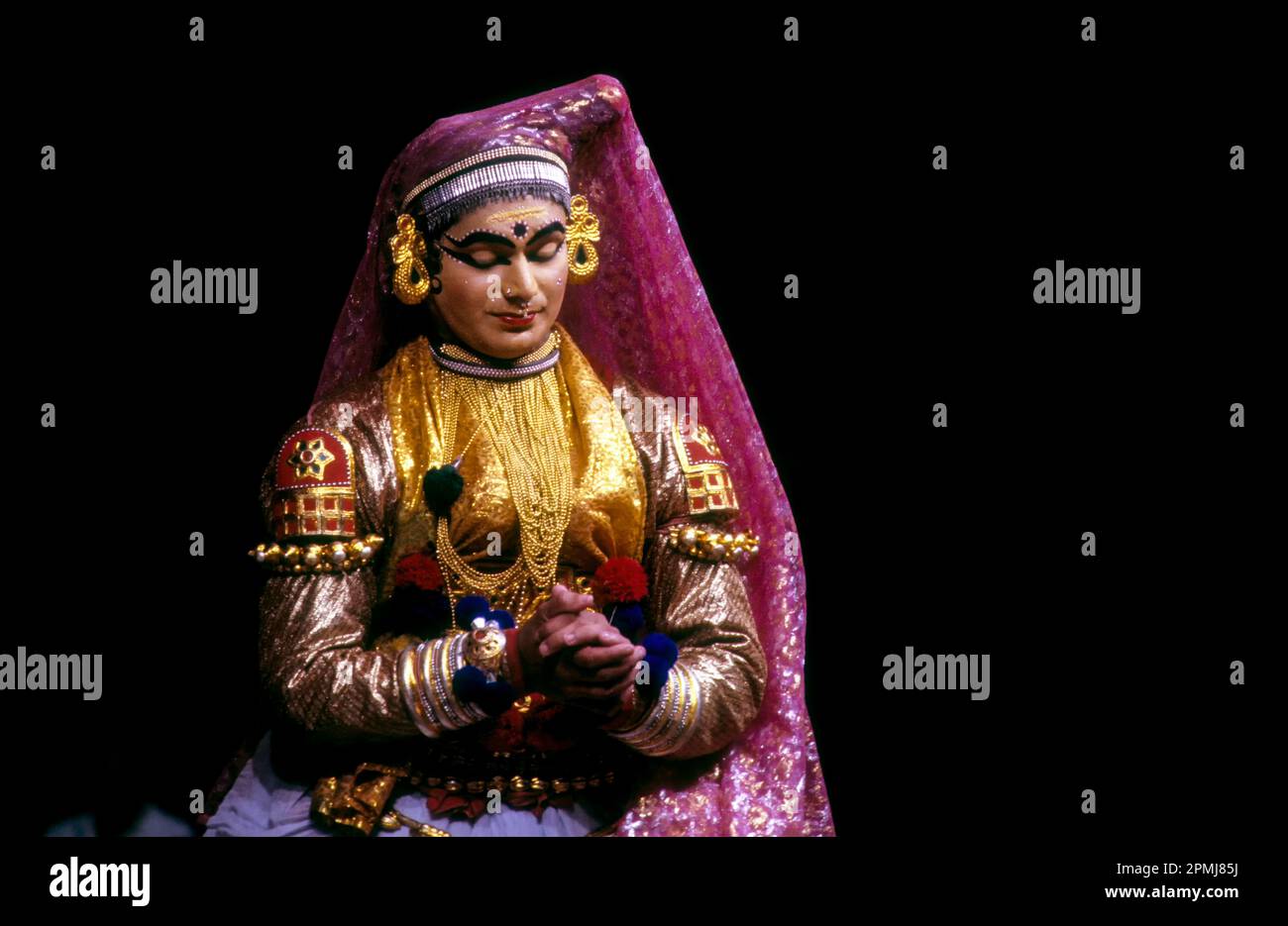 Kathakali dance minukku character kerala hi-res stock photography and ...