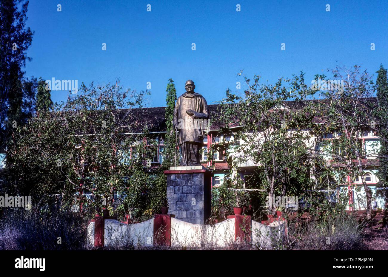 Bronze statue of Vallathol Narayana menon. He founded the Kerala ...