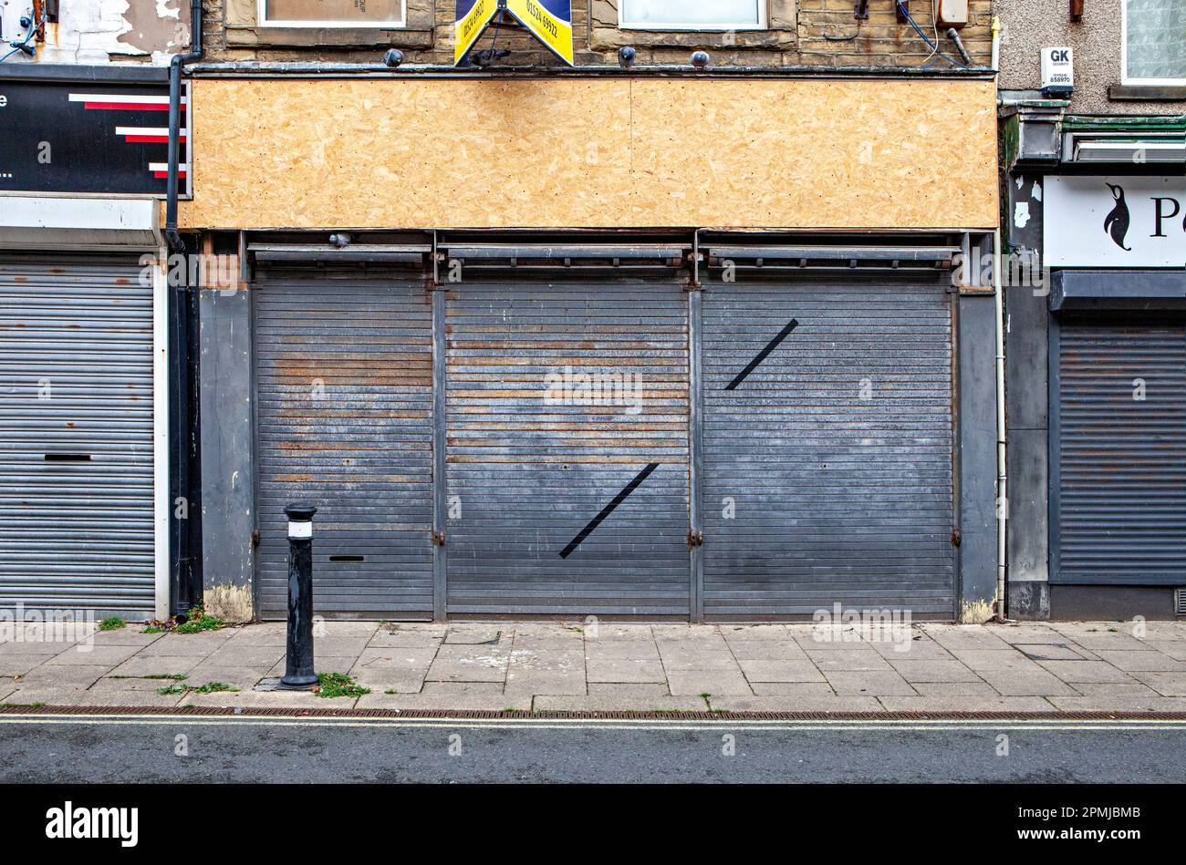 Empty shopfronts hi-res stock photography and images - Alamy