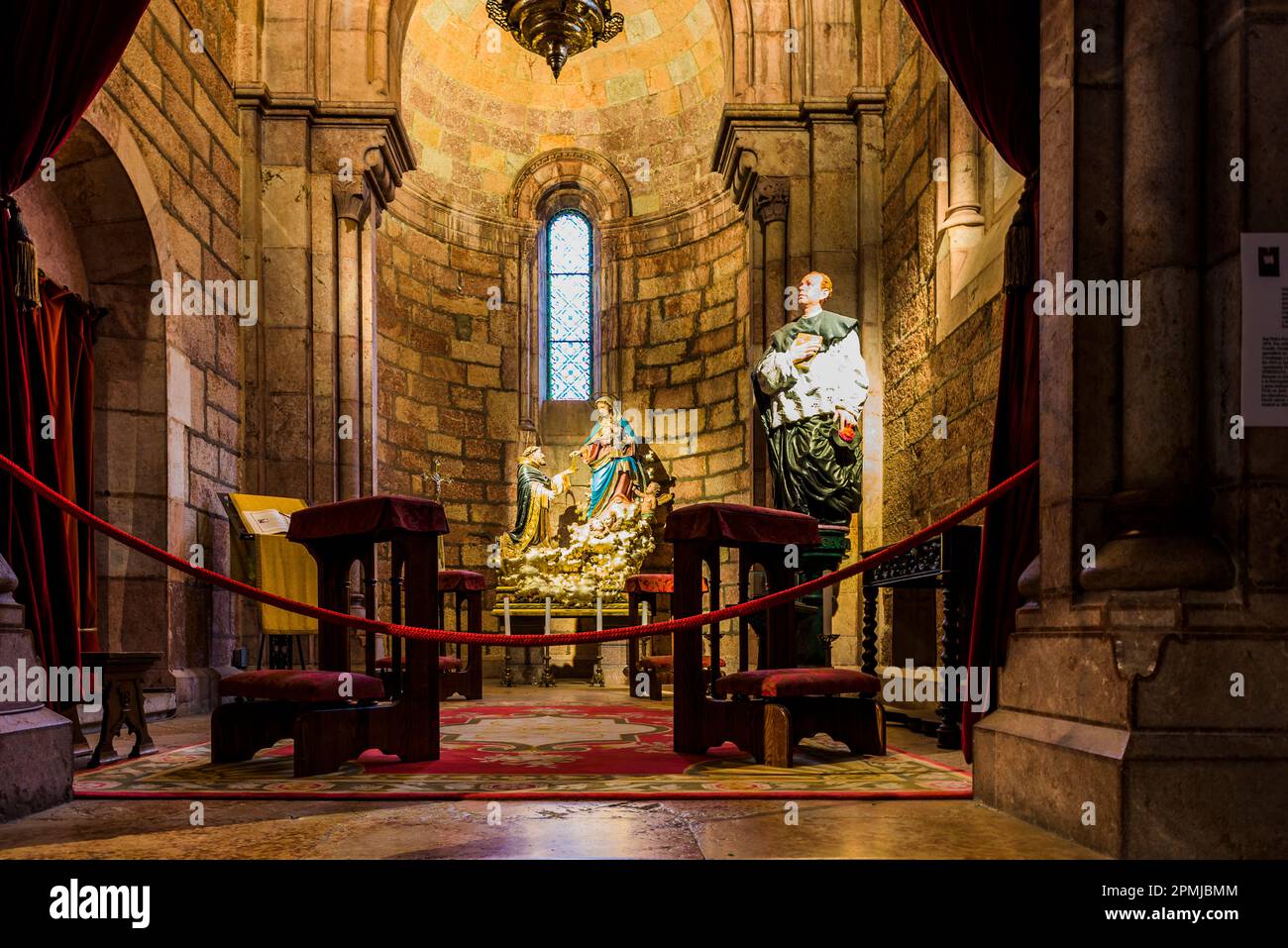 In the apse there is a Chapel dedicated to the Virgen del Rosario and ...