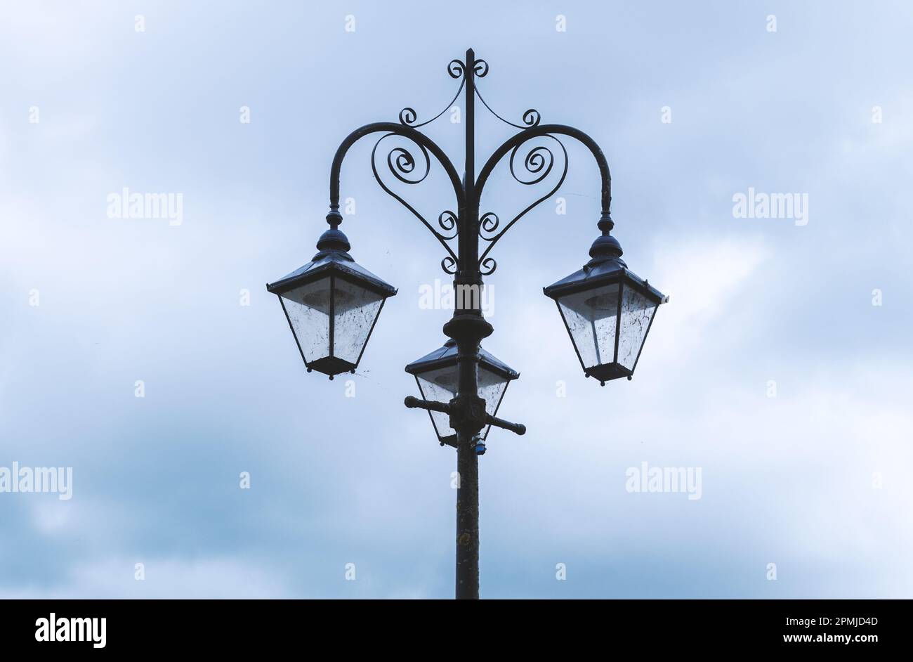 Old style london street lamp hi-res stock photography and images - Alamy