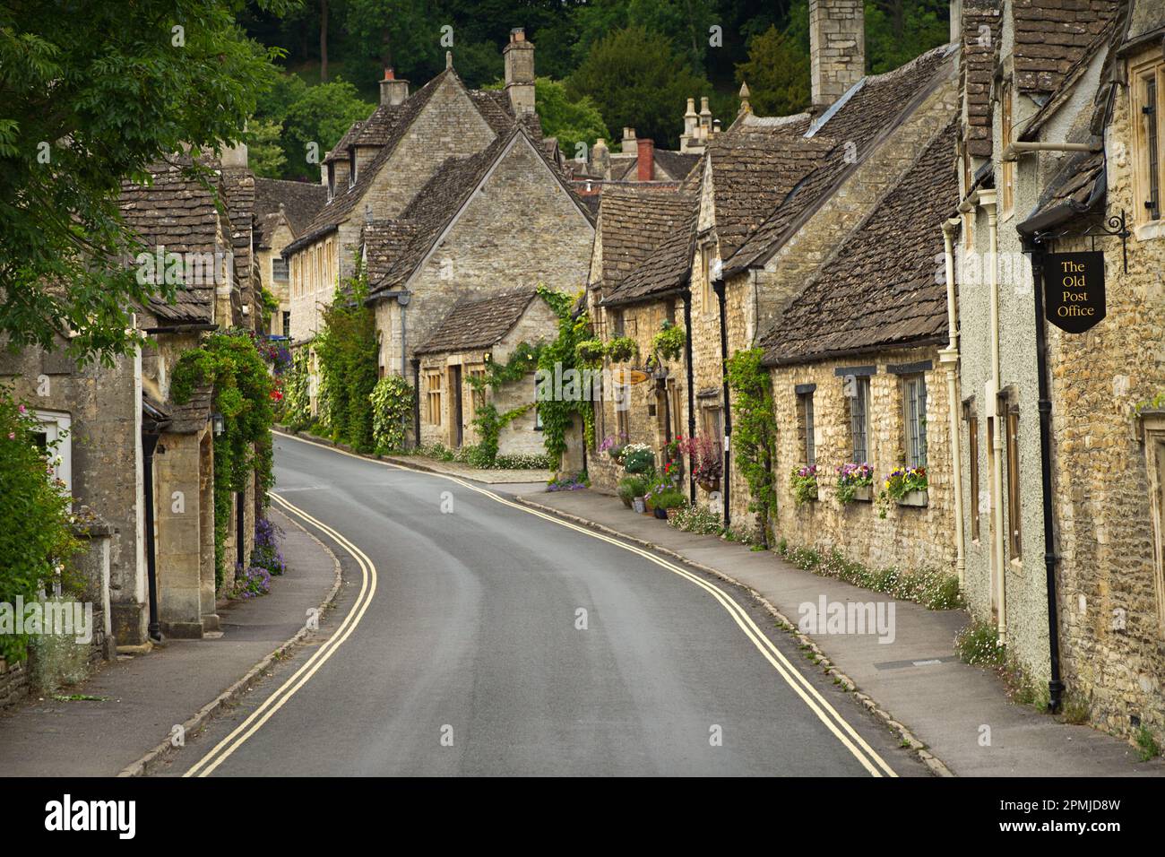Cottages and main street in Castle Combe, Cotswolds, UK Stock Photo - Alamy