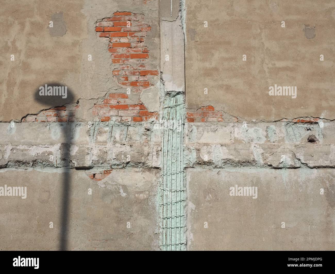 concrete structure with exposed steel bars in pillars and beams Stock ...