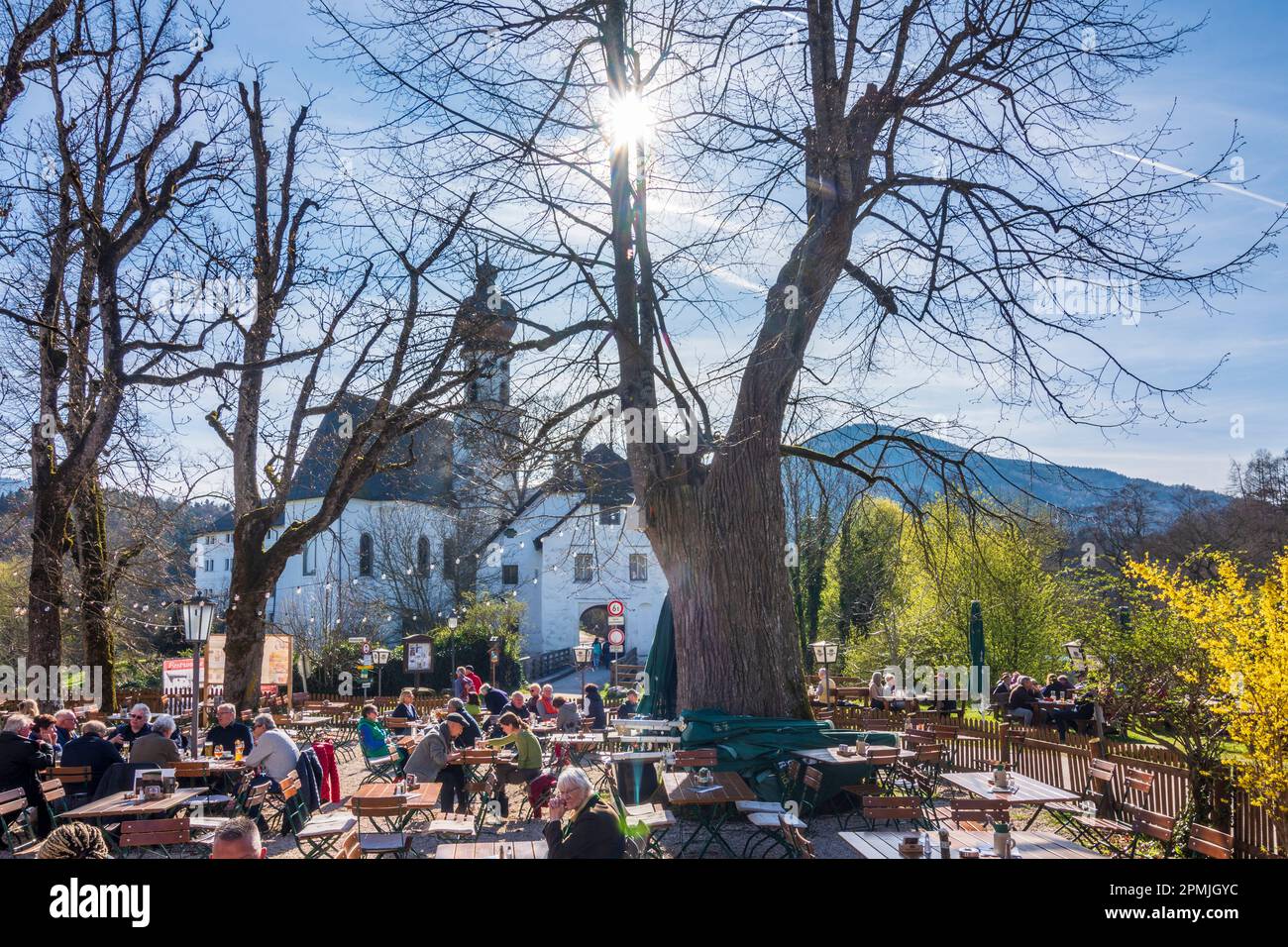 Anger: beer garden at restaurant Klosterwirt at church St. Peter und ...