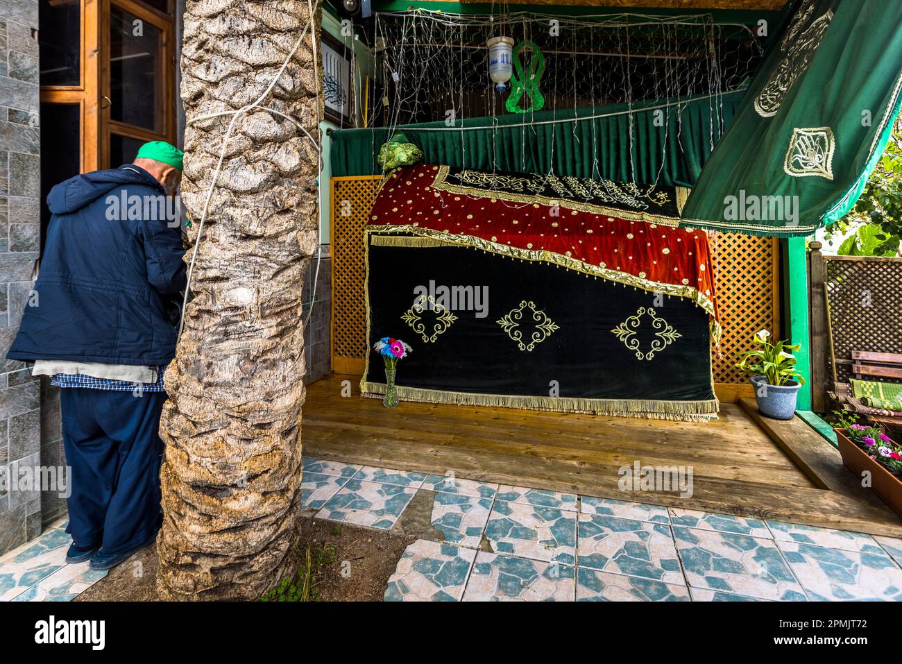 Sheikh Nazım Kıbrısi (Muhammed Nazım el-Hakkani) is Grand Sheikh of the ...