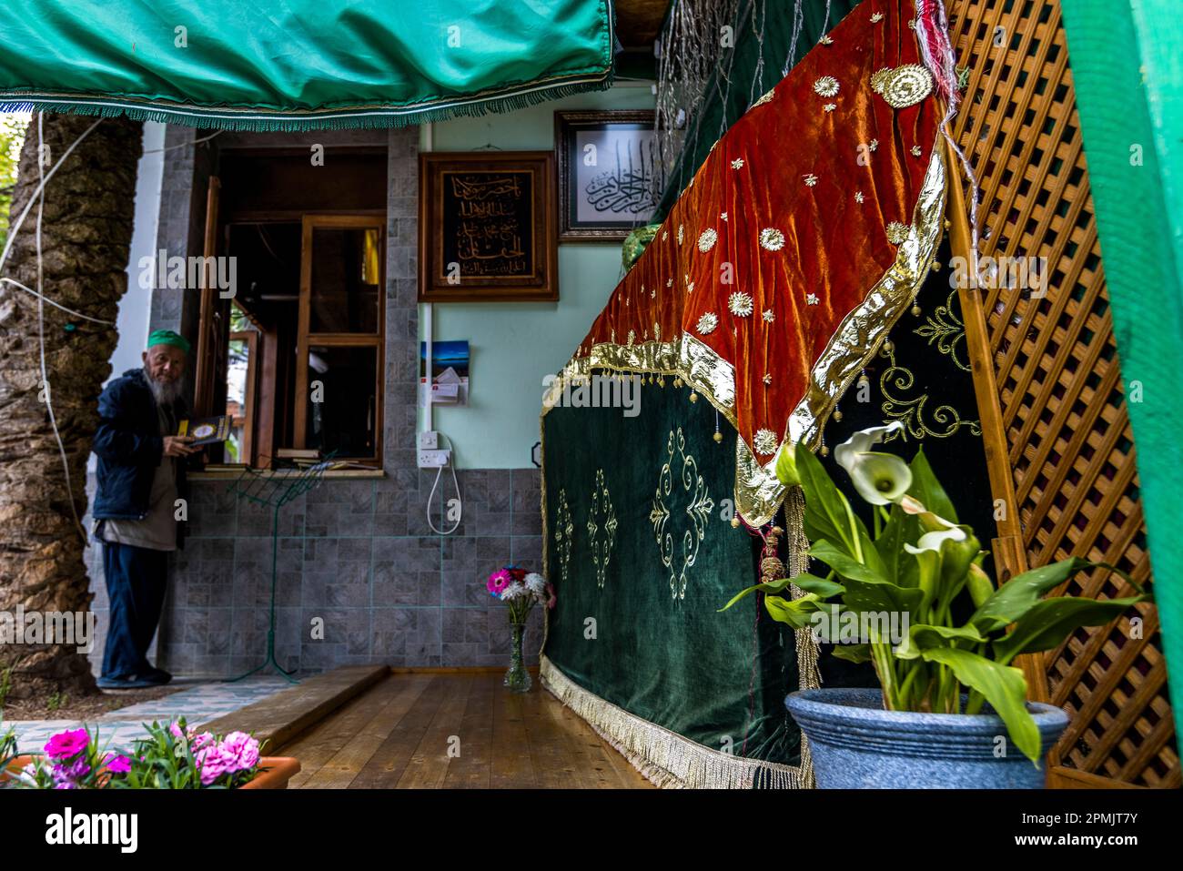 Sheikh Nazım Kıbrısi (Muhammed Nazım el-Hakkani) is Grand Sheikh of the ...