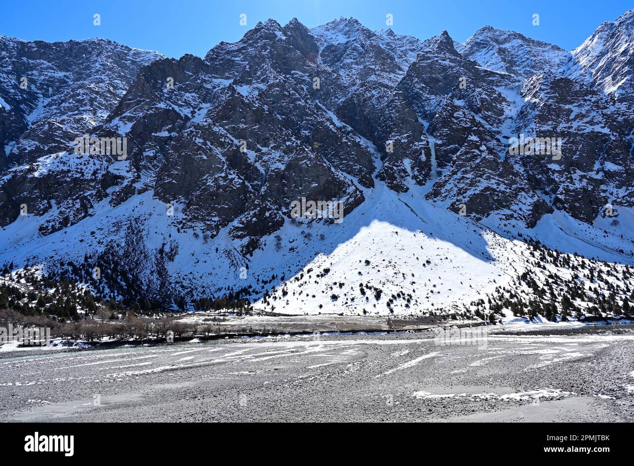 Middle himalayas hi-res stock photography and images - Alamy