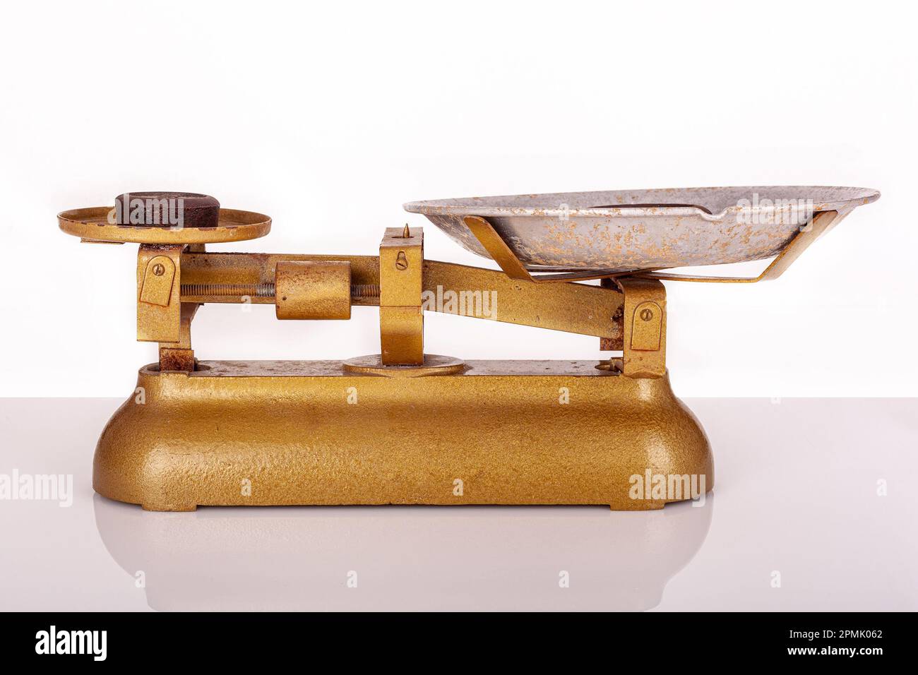 Old style cast iron weighing scales hi-res stock photography and images ...