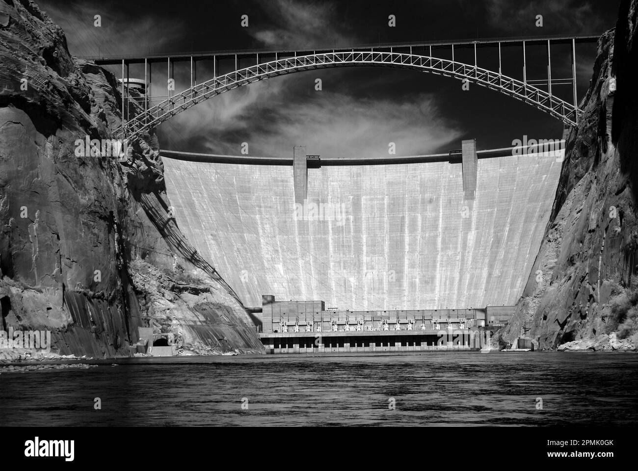 Glen Canyon dam on the colorado river and lake powell Stock Photo - Alamy