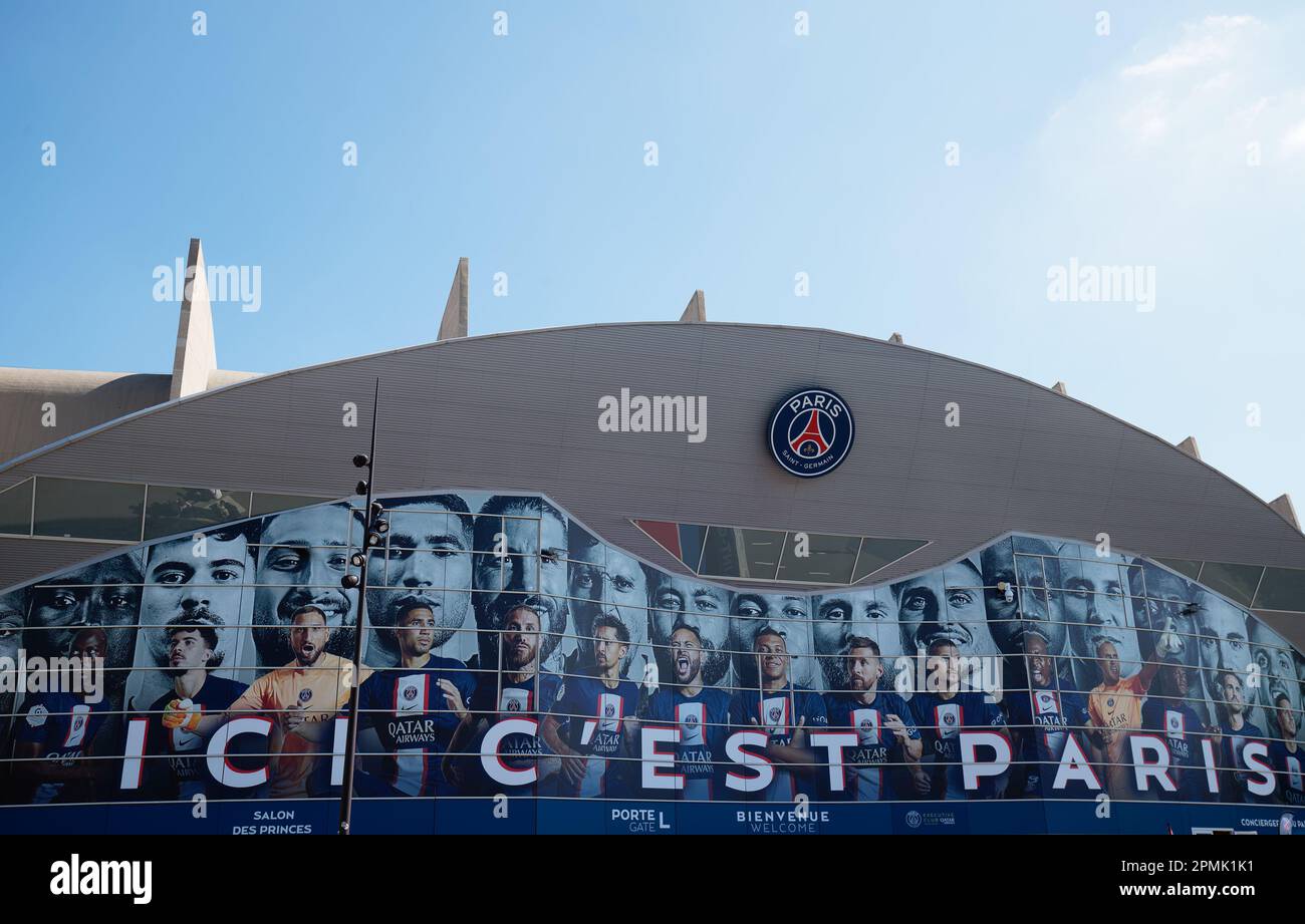 Whole PSG team on the main entrance of the Parc des Princes stadium ...