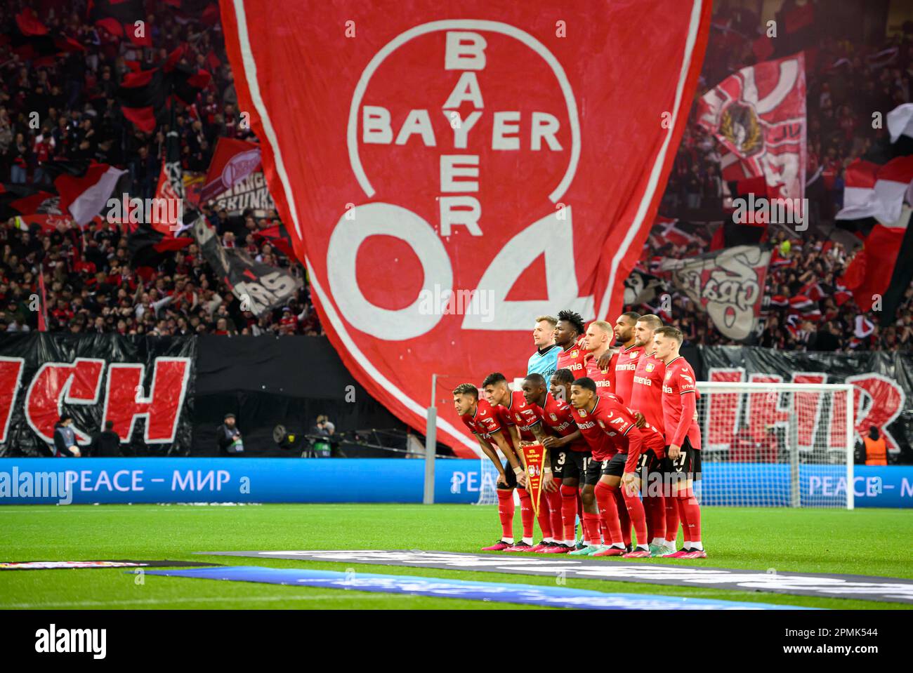 Feature, Team LEV behind a choreography of the fans, behind left to ...