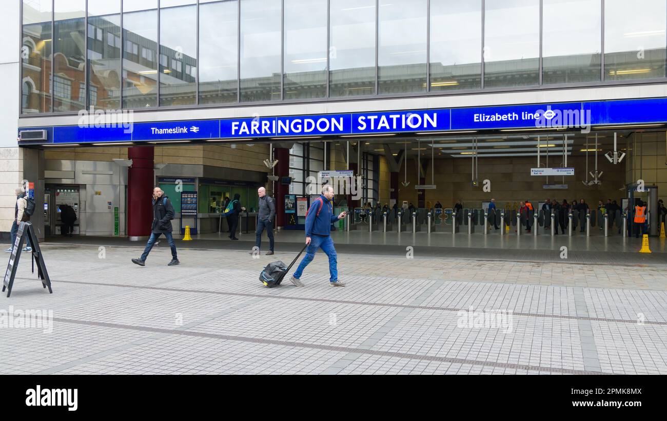 Elizabeth line sign hi-res stock photography and images - Alamy