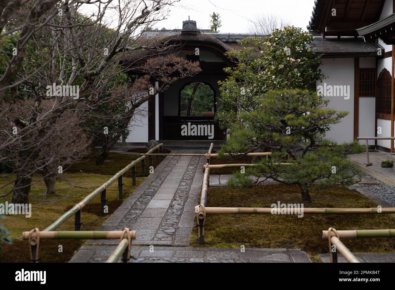Entrance leading to the garden of Zuihoin subtemple in Daitokuji Rinzai ...