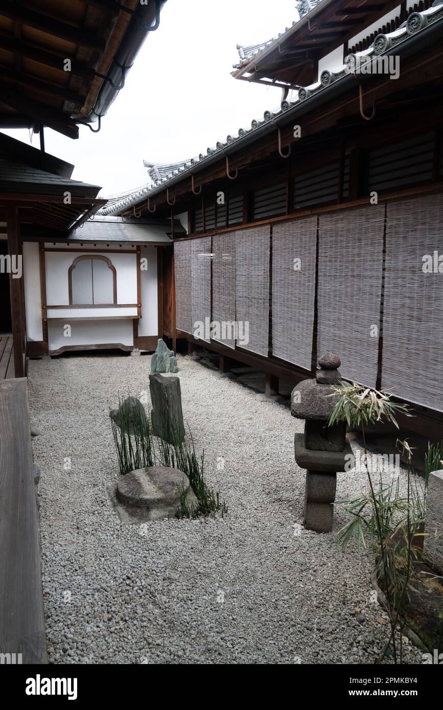 Entrance leading to the garden of Zuihoin subtemple in Daitokuji Rinzai ...