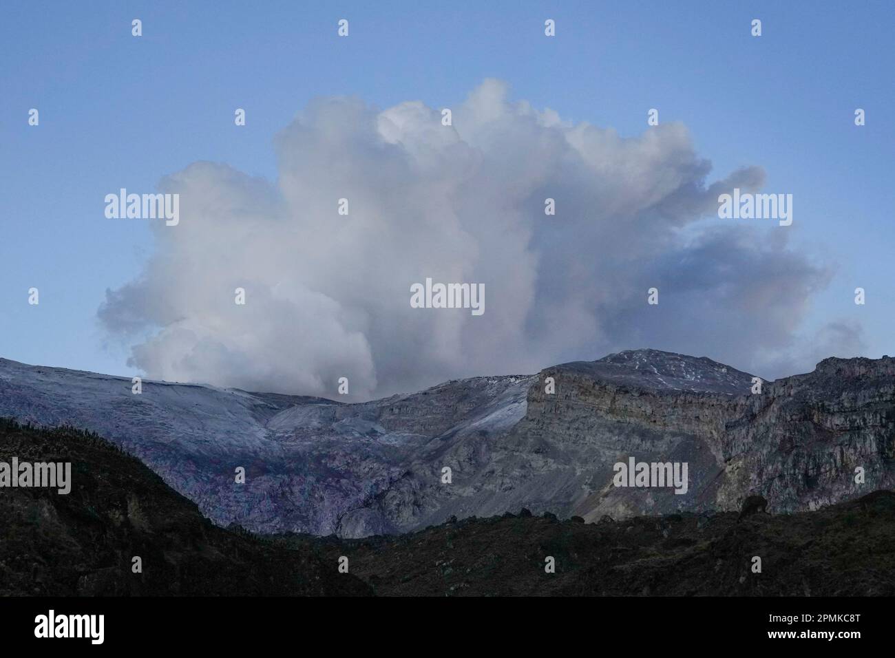 The Nevado del Ruiz volcano spews fumes near Villahermosa, Colombia ...