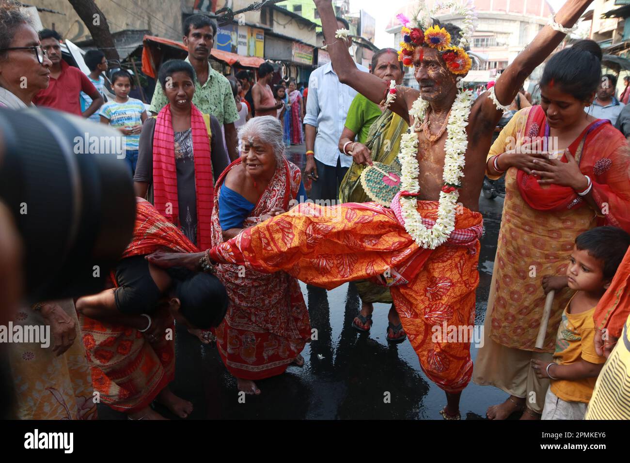 Kolkata, India. 13th Apr, 2023. Hindu devotees Shiv Gajon Festival ...
