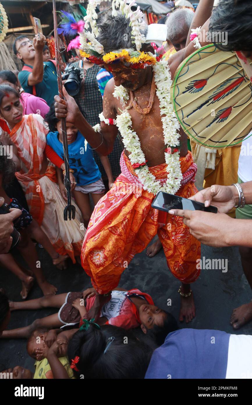 Kolkata, West Bengal, India. 13th Apr, 2023. Hindu devotees Shiv Gajon ...