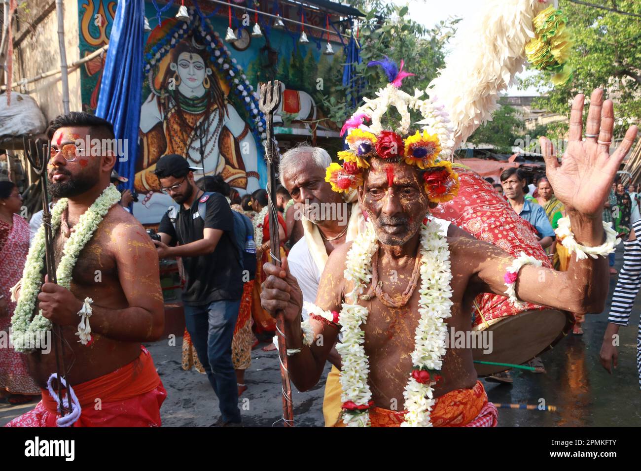 Kolkata, West Bengal, India. 13th Apr, 2023. Hindu devotees Shiv Gajon ...