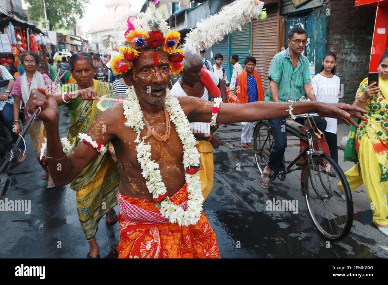Kolkata, West Bengal, India. 13th Apr, 2023. Hindu devotees Shiv Gajon ...