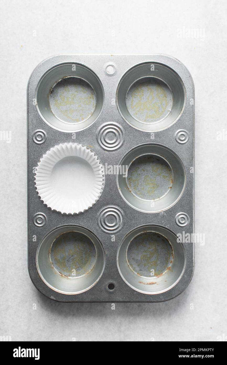 Silver Cupcake pan for making cupcakes and muffins with white liners ...