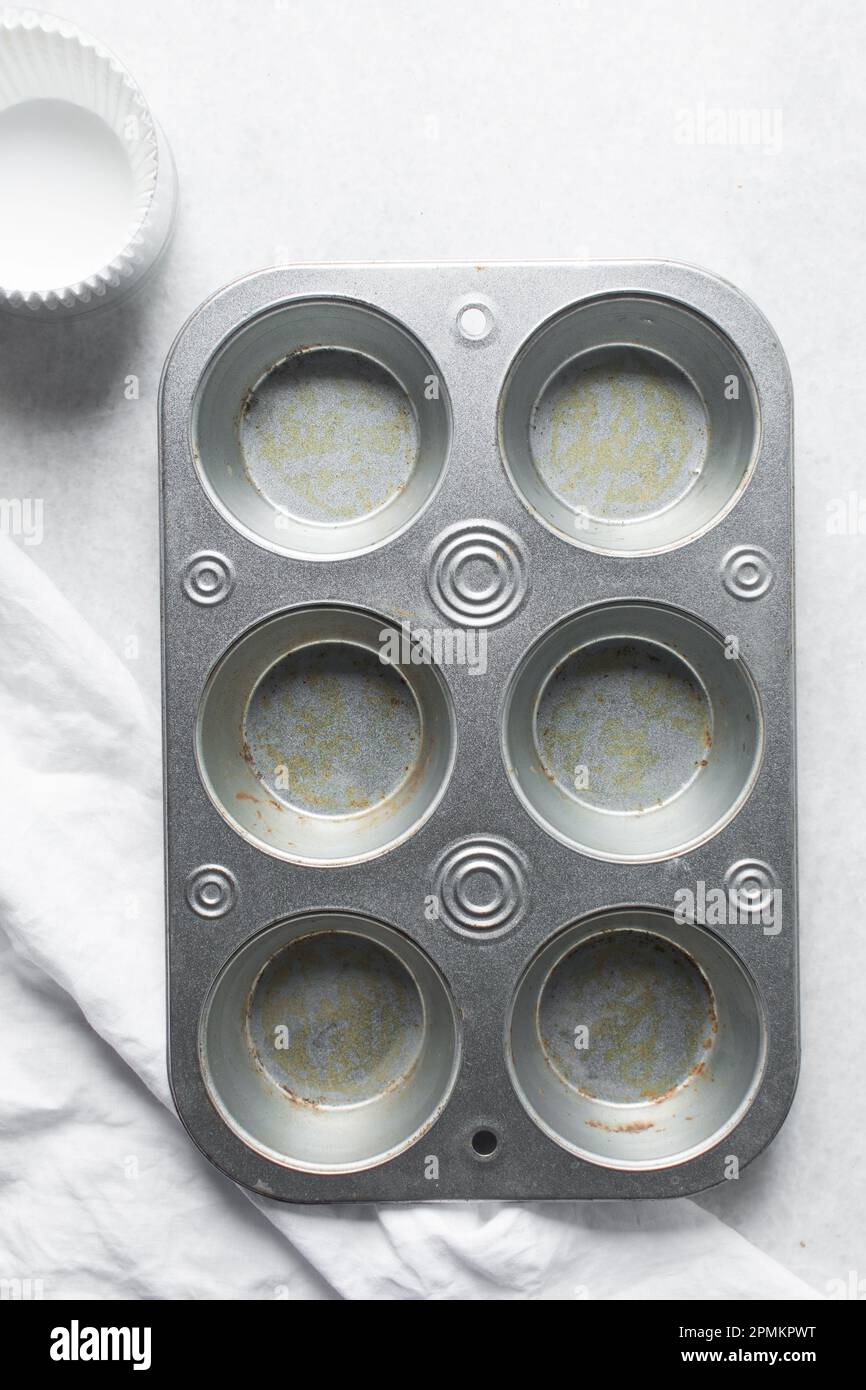 Silver Cupcake pan for making cupcakes and muffins with white liners ...