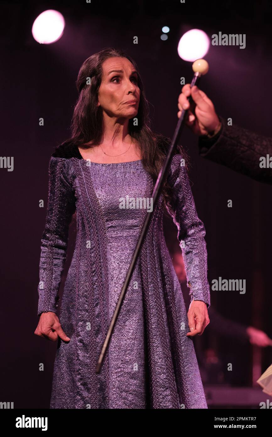 Romeo and juliet wake up hi-res stock photography and images - Alamy