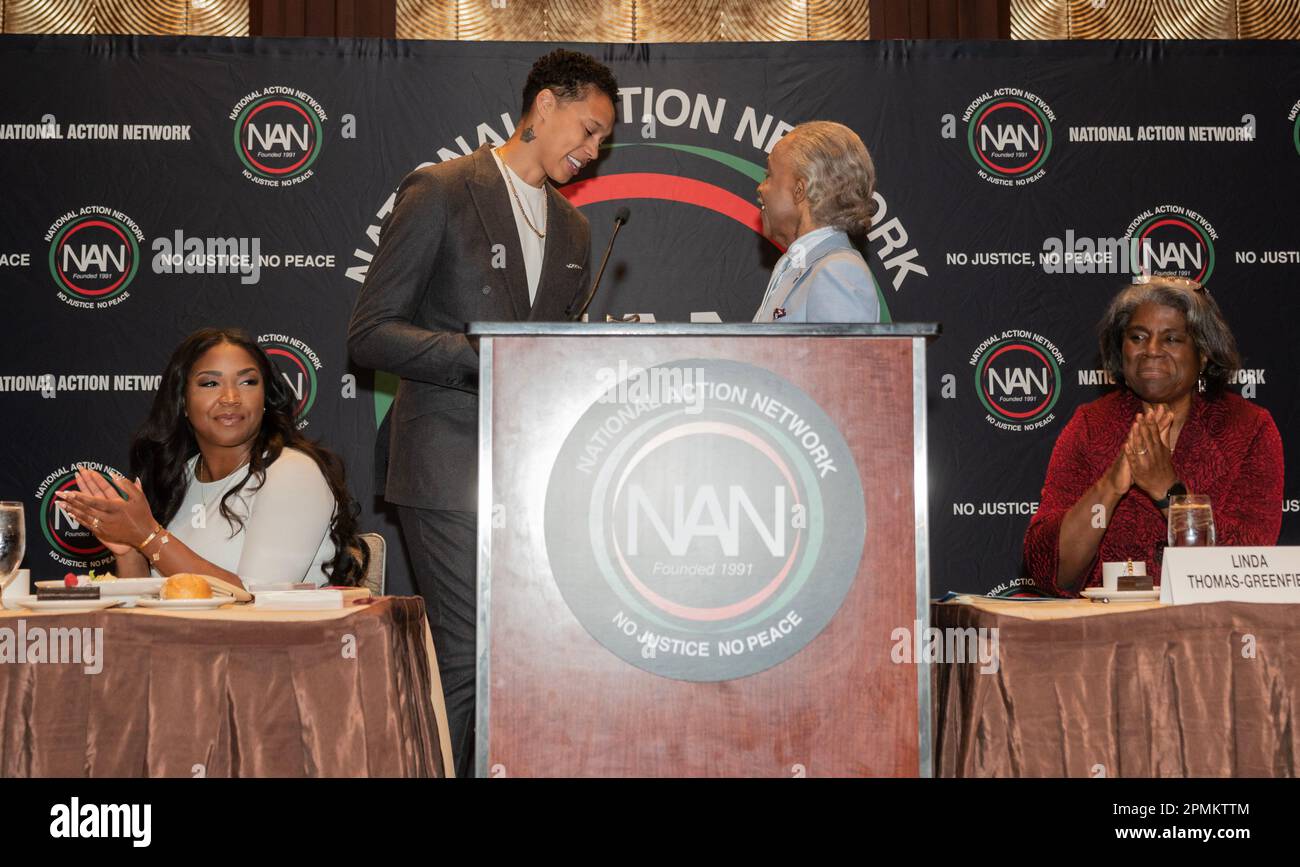 Brittney Griner receives award from Al Sharpton at Women Empowerment ...