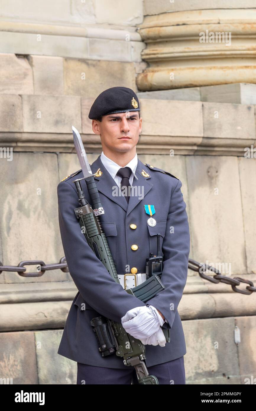 Royal soldier standing guard hi-res stock photography and images - Alamy