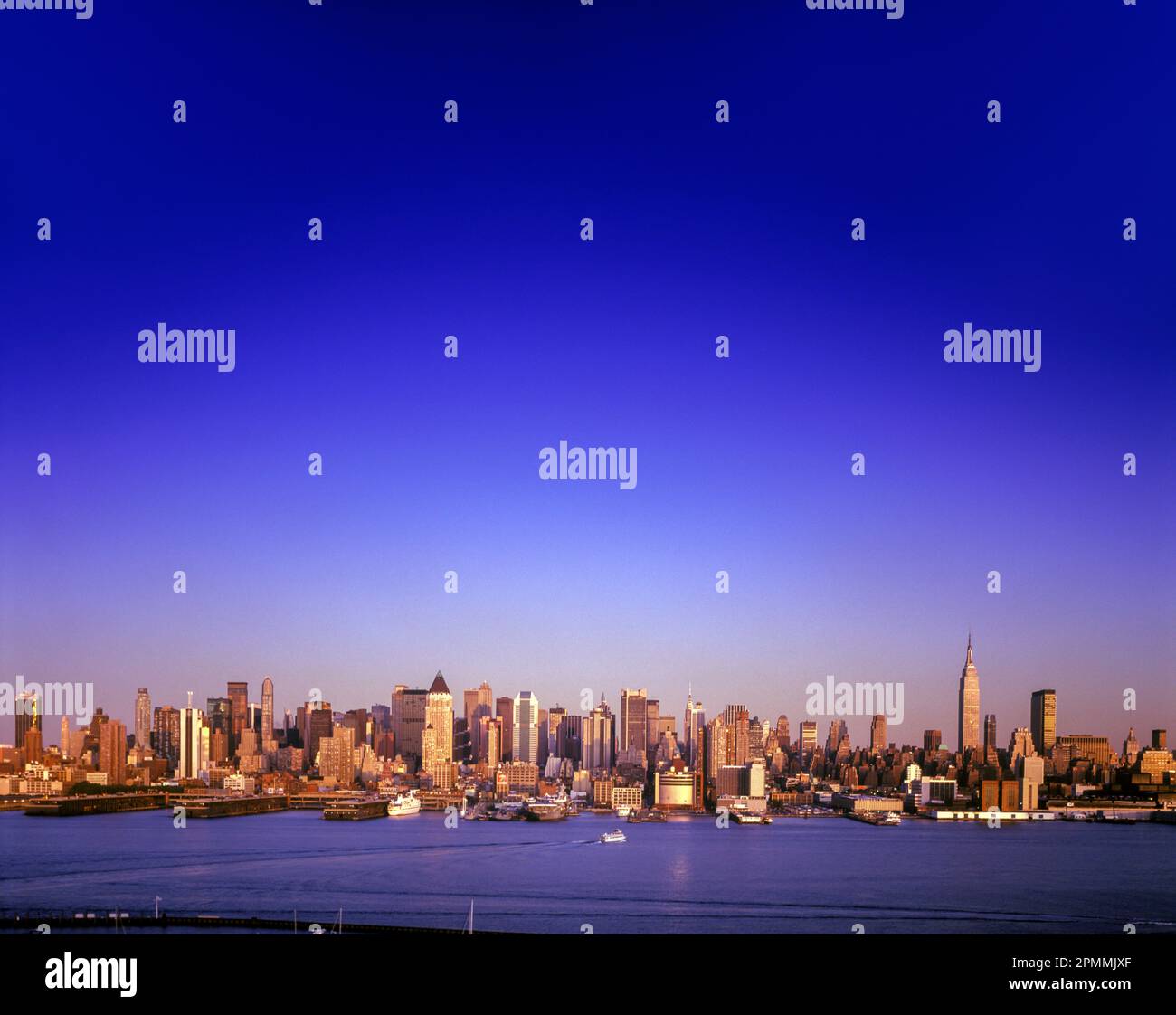 1992 HISTORICAL MIDTOWN SKYLINE MANHATTAN NEW YORK CITY USA Stock Photo ...