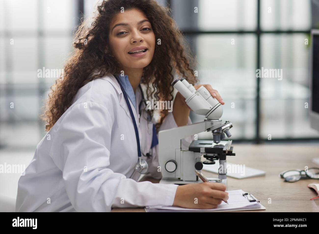 Female scientist researcher conducting an experiment in a labora Stock ...