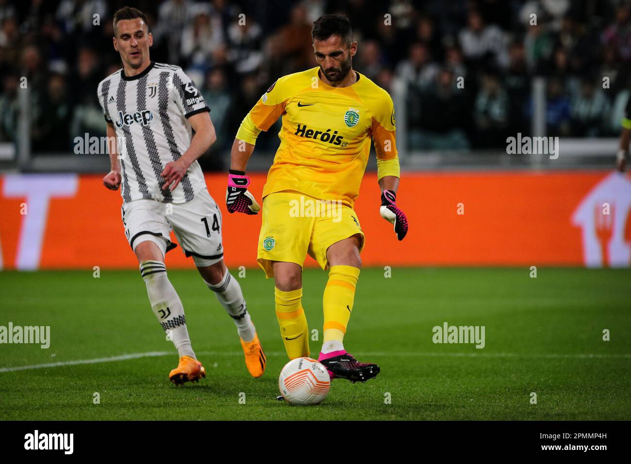 Sporting goalkeeper hi-res stock photography and images - Alamy