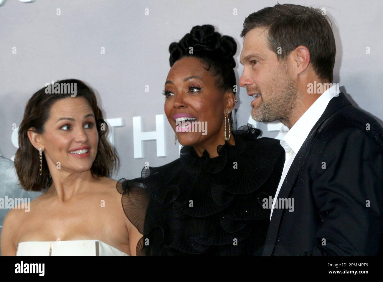 LOS ANGELES - APR 13: Jennifer Garner, Aisha Tyler, Geoff Stults at The ...