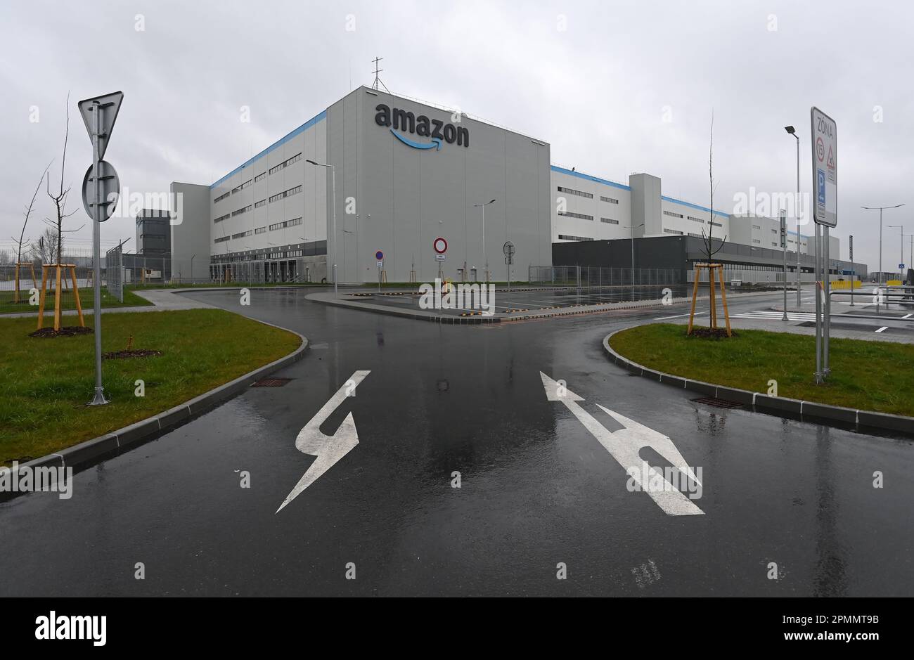 Kojetin, Czech Republic. 14th Apr, 2023. Amazon robotic distribution ...