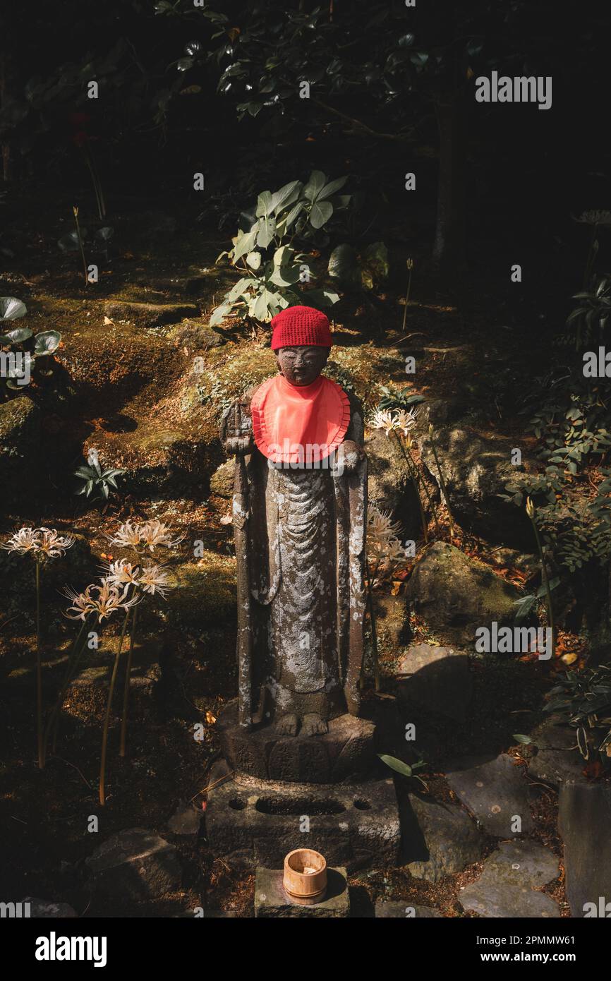 Jizo red hi-res stock photography and images - Alamy