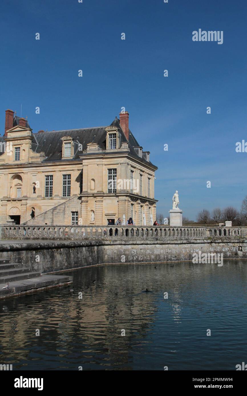 Fontainebleau palace's Etang aux Carpes, the Aile de la Belle Cheminée ...