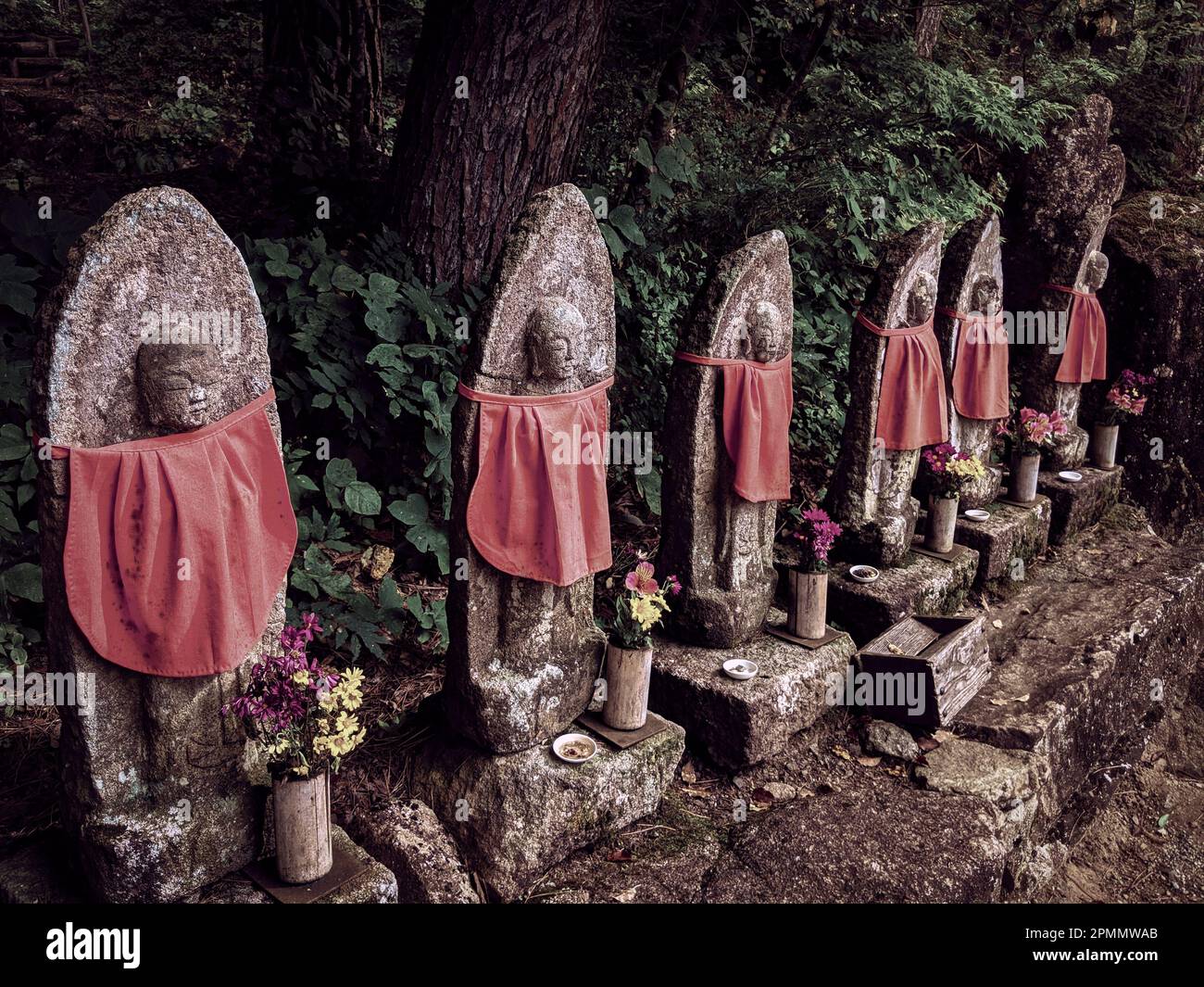 Jizo red hi-res stock photography and images - Alamy