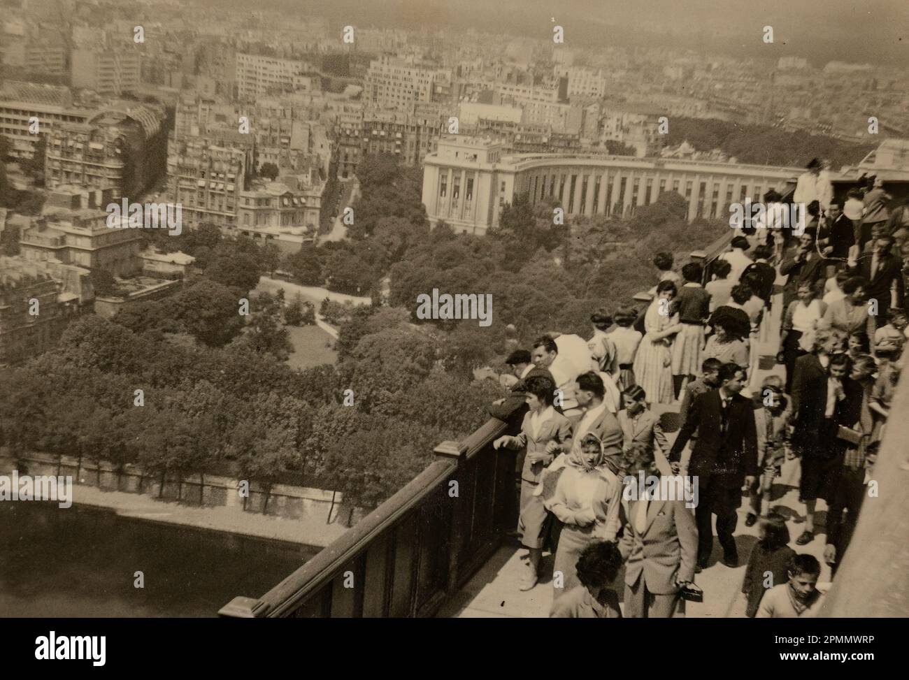 Rome, Italy may 1951: Crowds of tourists gather in Rome's iconic ...