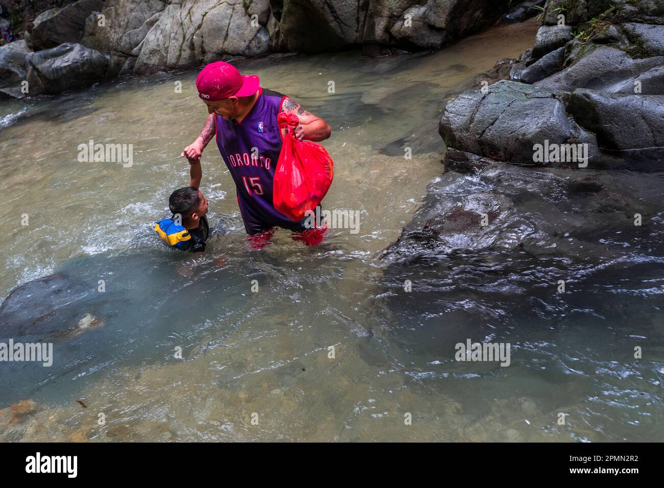 An Ecuadorian migrant saves his son from sinking while wading through ...