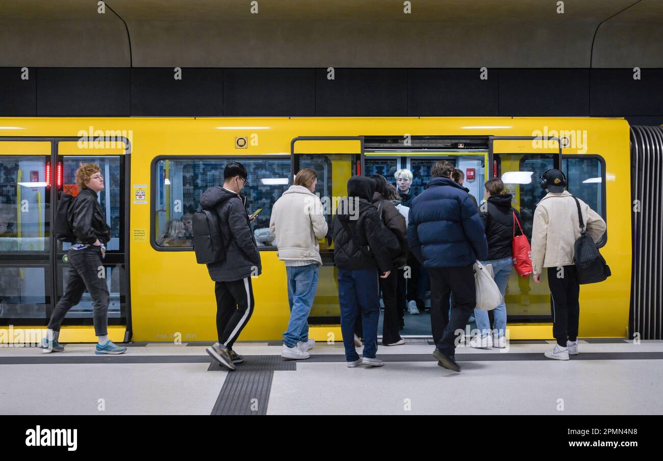 U bahn linie passagiere hi-res stock photography and images - Alamy