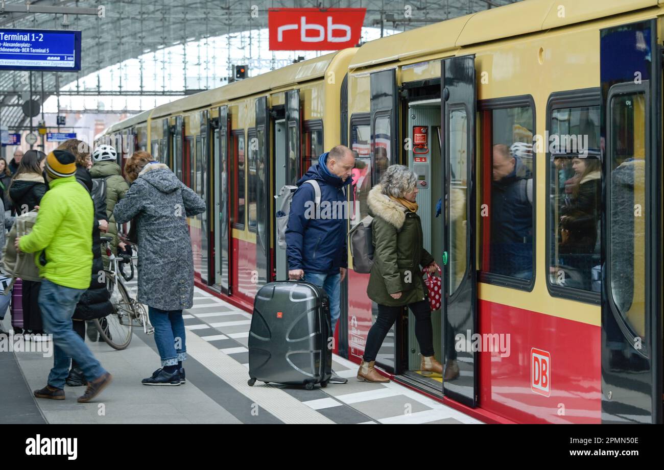 Berliner hauptbahnhof menschen hi-res stock photography and images - Alamy