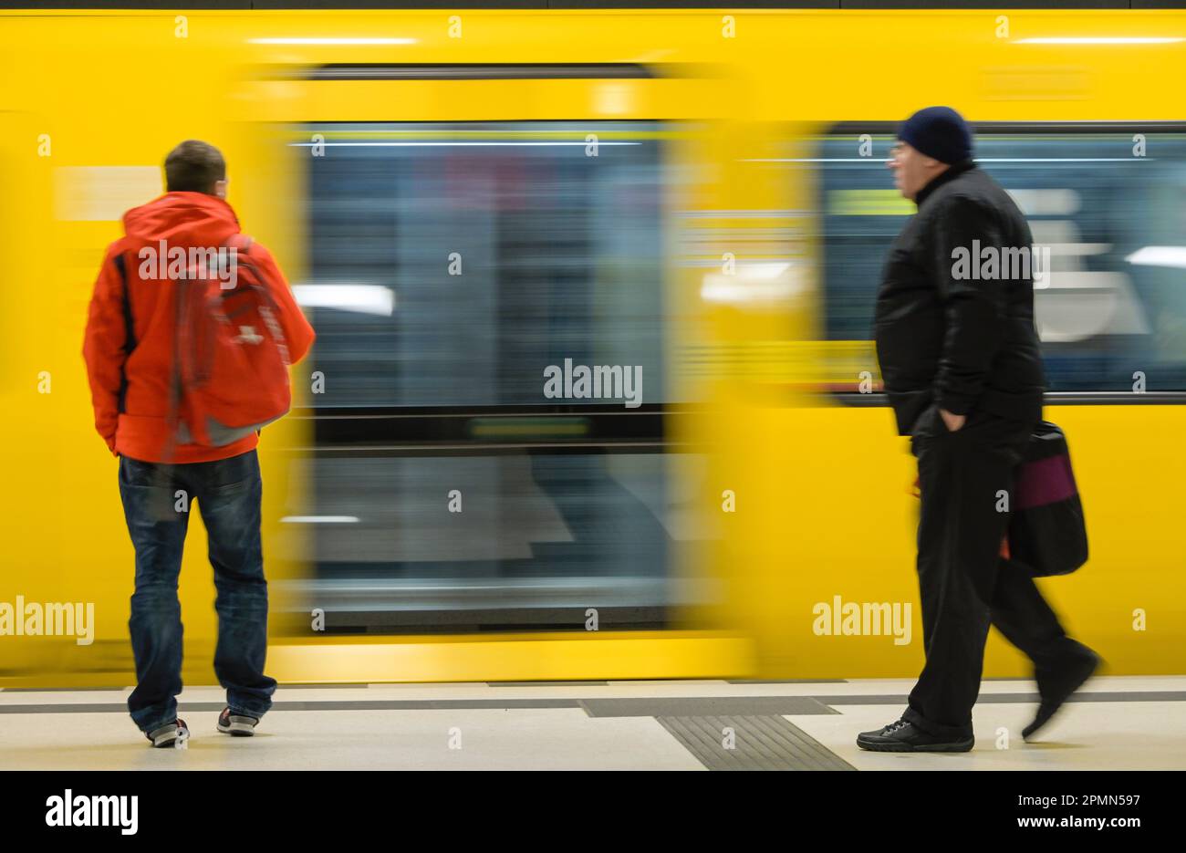 U bahn linie passagiere hi-res stock photography and images - Alamy