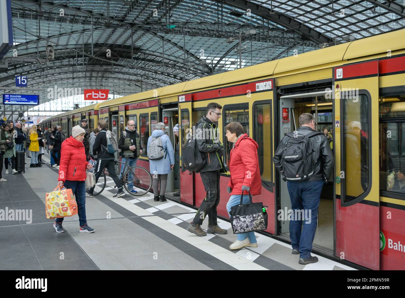 Berliner hauptbahnhof menschen hi-res stock photography and images - Alamy