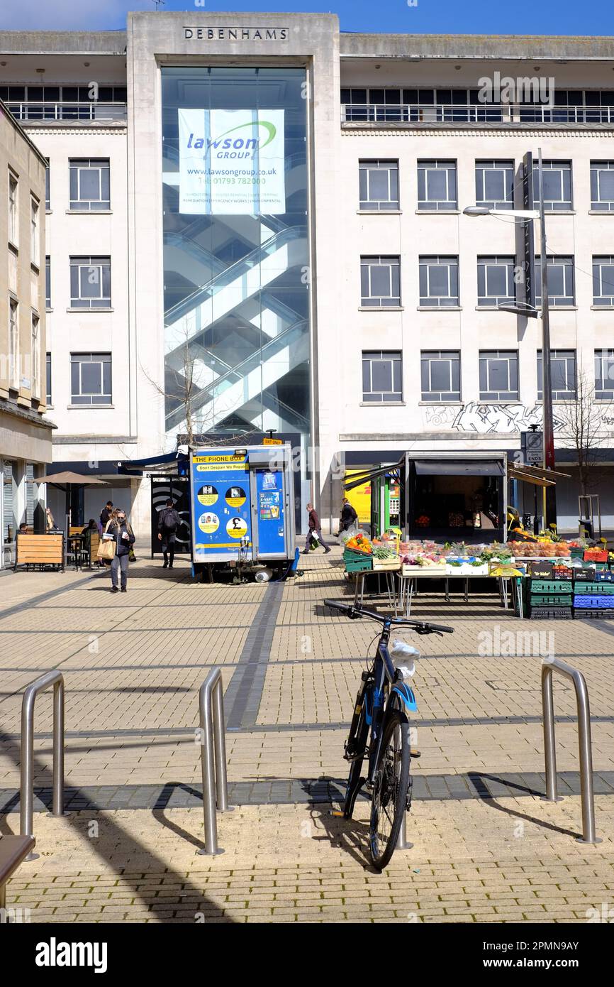 Debenhams building department store hi-res stock photography and images ...