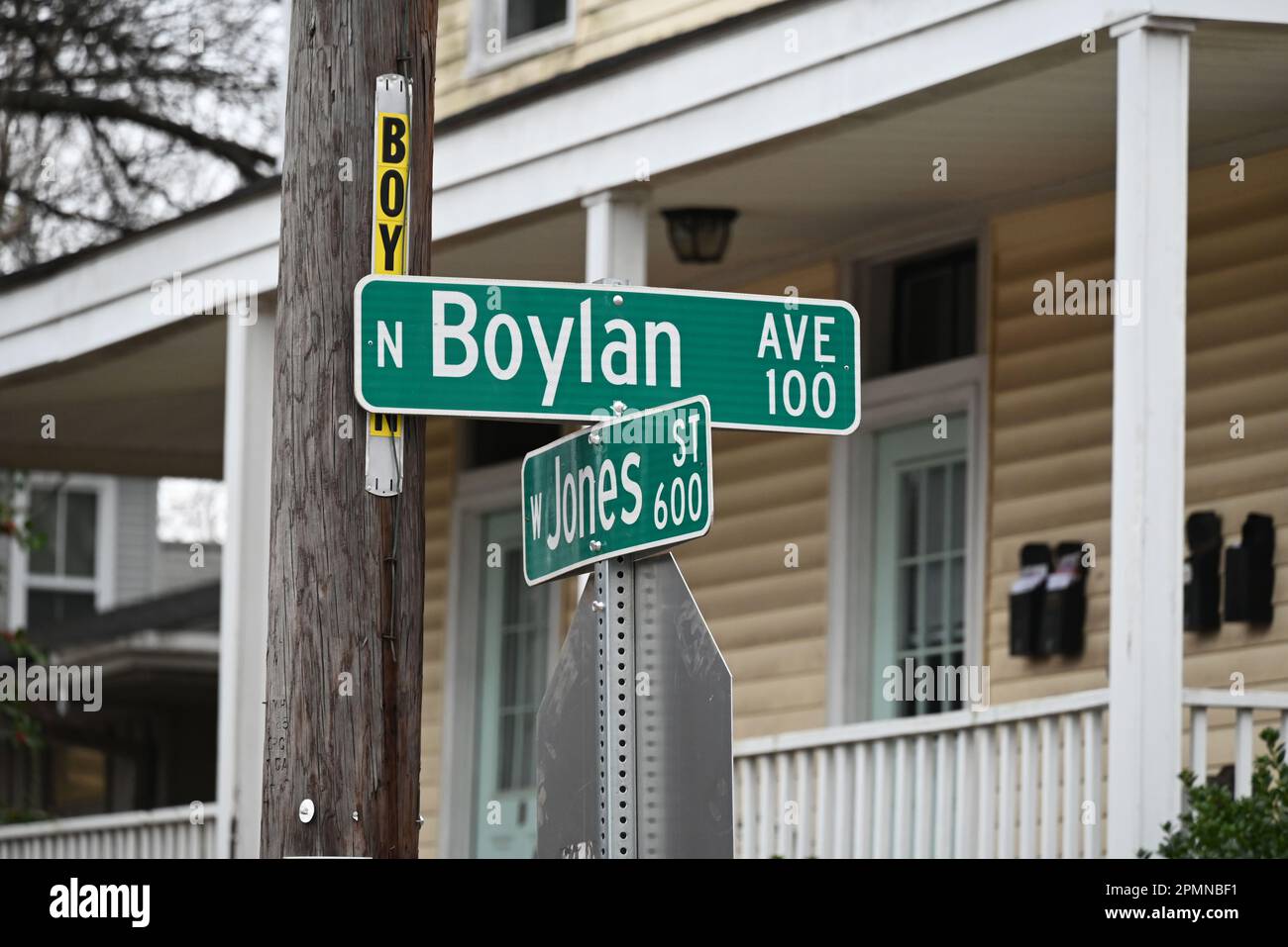 Close up street name sign avenue hi-res stock photography and images ...