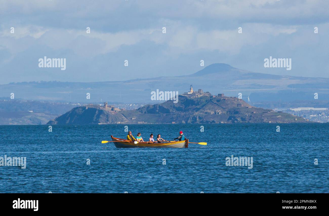 Portobello, Edinburgh, Scotland, UK. 14th April 2023. Morning exercise ...