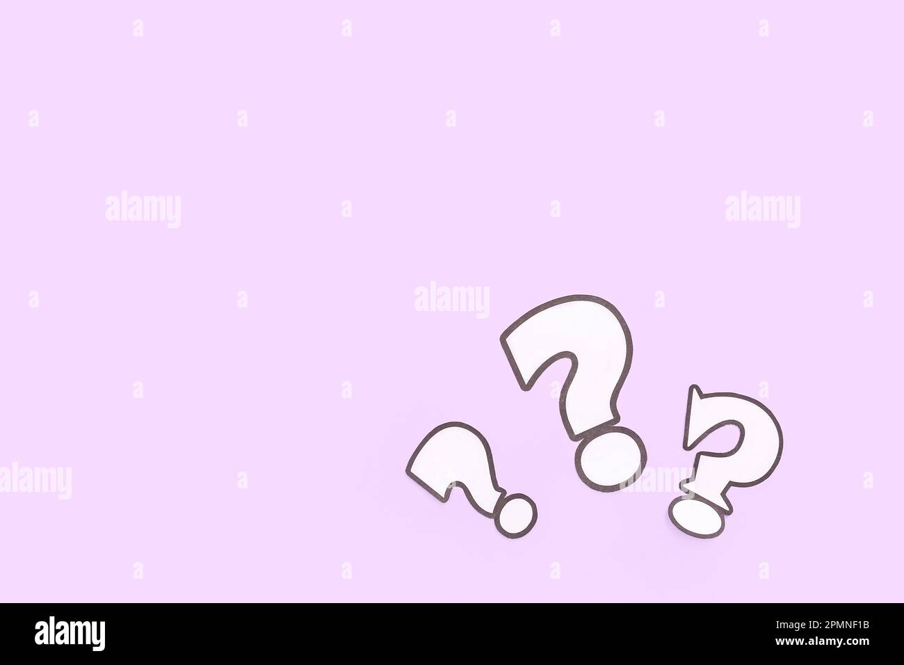 Paper question marks on lilac background Stock Photo - Alamy